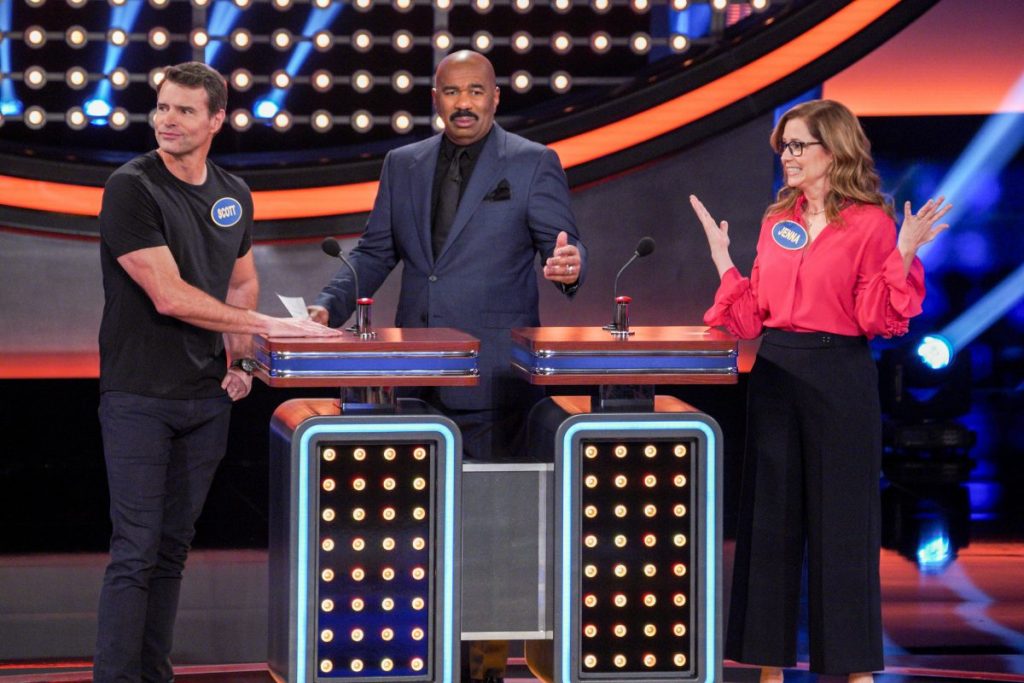 Team Jenna Fisher vs Team Scott Foley on 'Celebrity Family Feud'- See ...