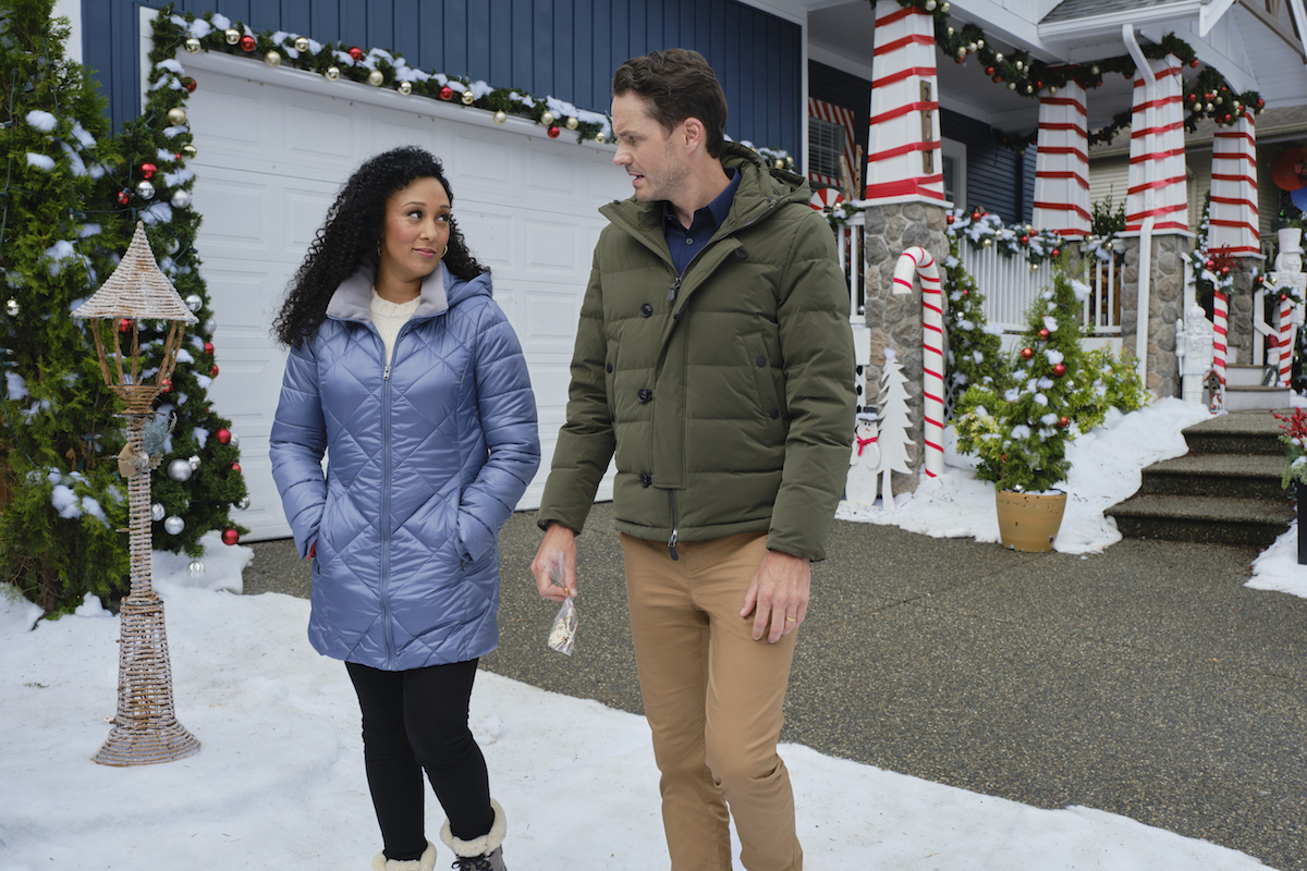 Get the Looks from Hallmark's New Movie 'The Santa Stakeout' | Feeling ...